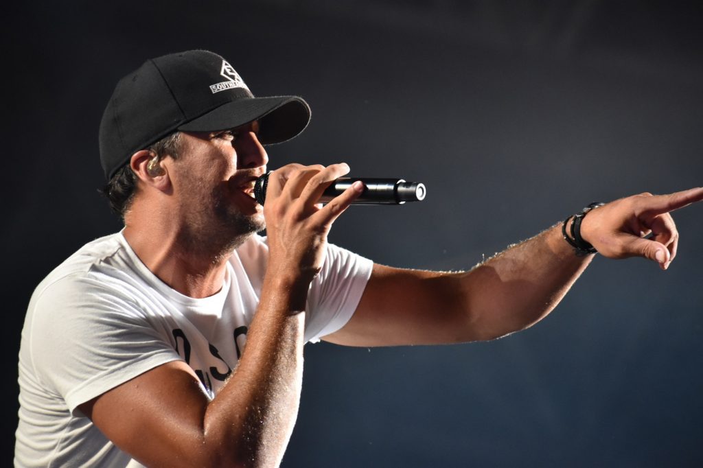 Review: Luke Bryan Brings “Hunting, Fishin’ and Lovin’ Every Day” to ...